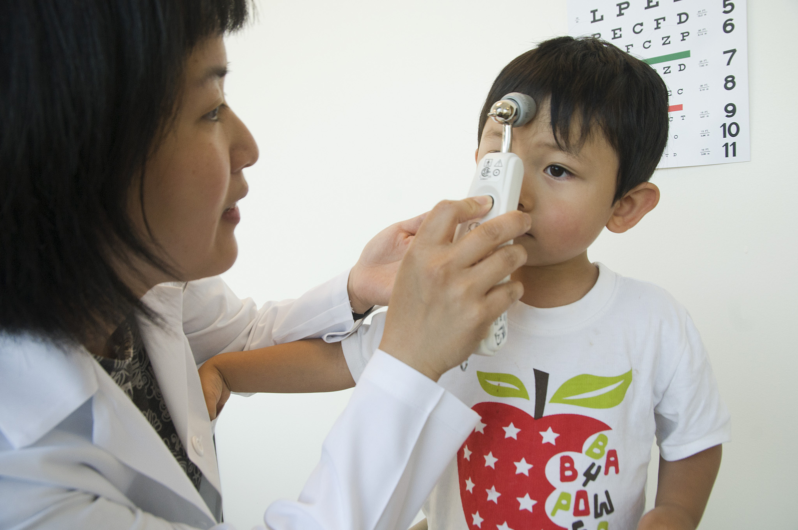 Dr. Lucy Hwang, family medicine, taking temperature of patient – UW ...